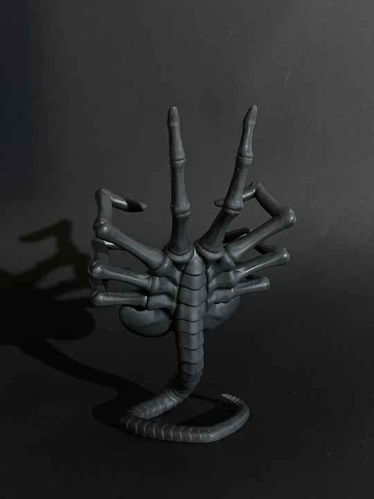 Alien Facehugger Phone Stand Trendy Figure Display Gift Modern Mobile ...