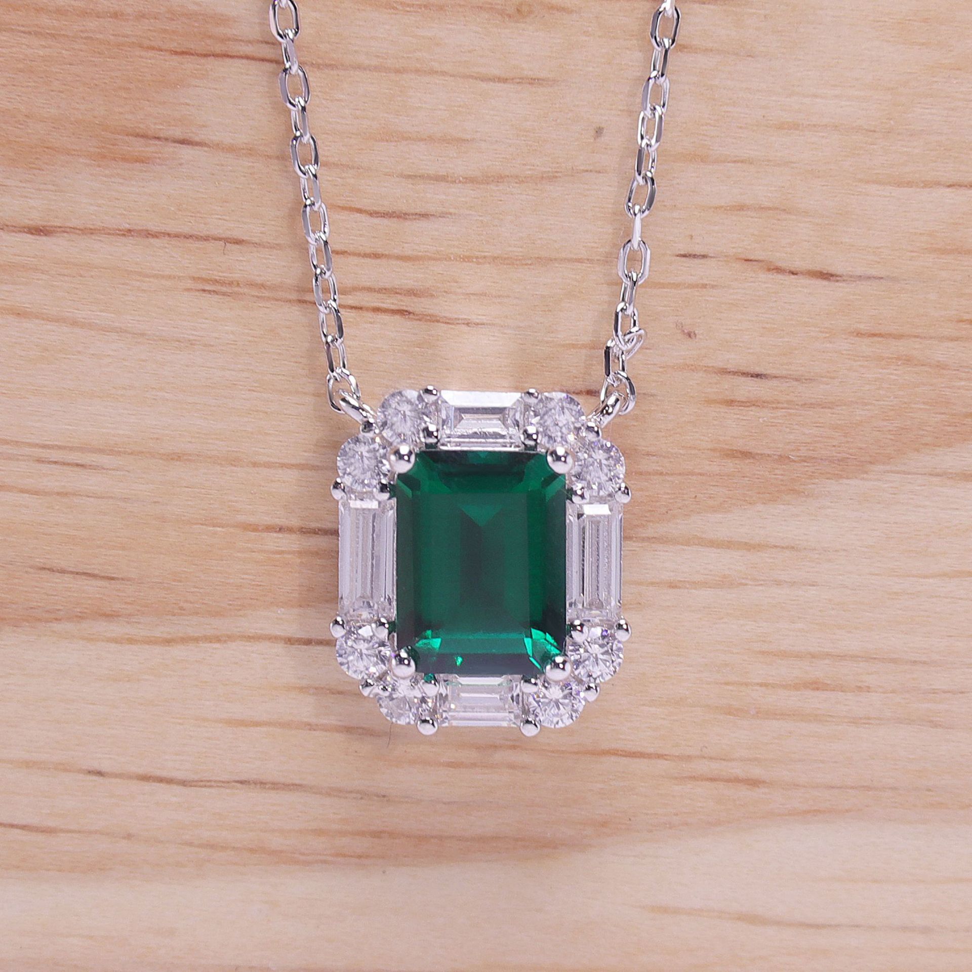 How to Choose Lab Grown Emerald Jewelry: A Complete Buying Guide