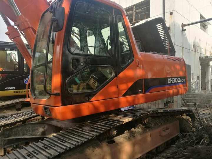 Used Doosan Daewoo 300 Model Excavator - High Efficiency