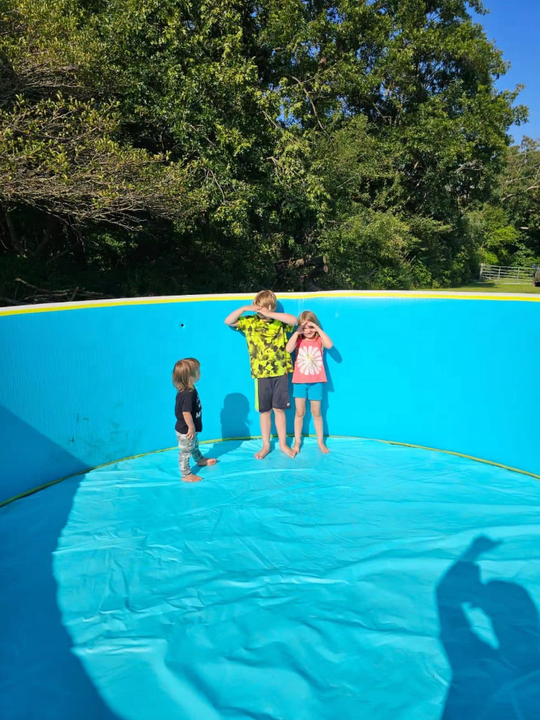 IPOOLGO Outdoor Portable Inflatable Swimming Pool - Durable & Fun