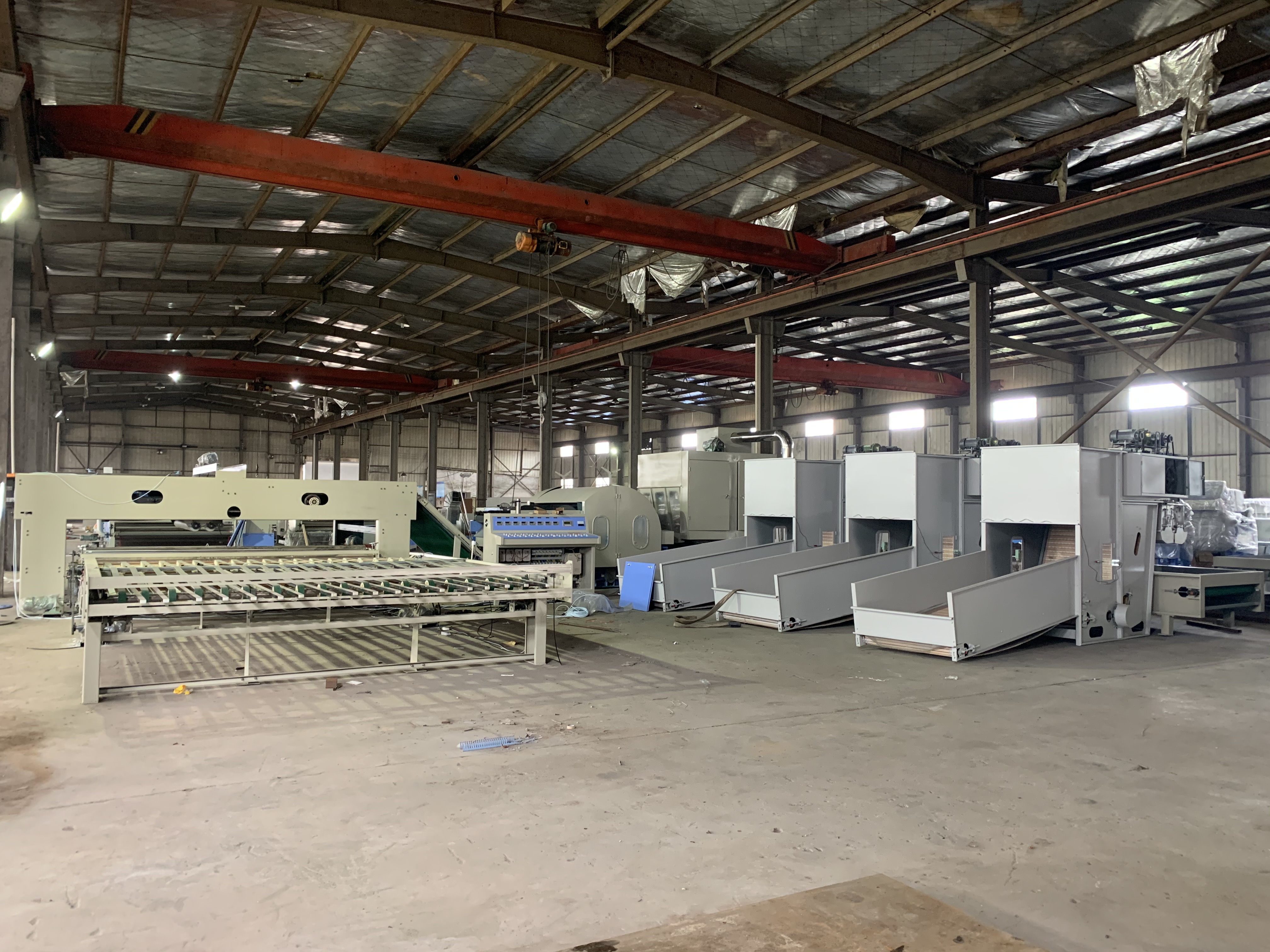 The automatic cutting machine and the multi-needle quilting machine are ...