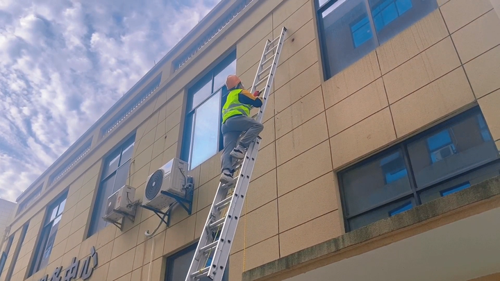 Aluminum Industrial Extension Ladder with 375lb. Load Capacity| Alibaba.com
