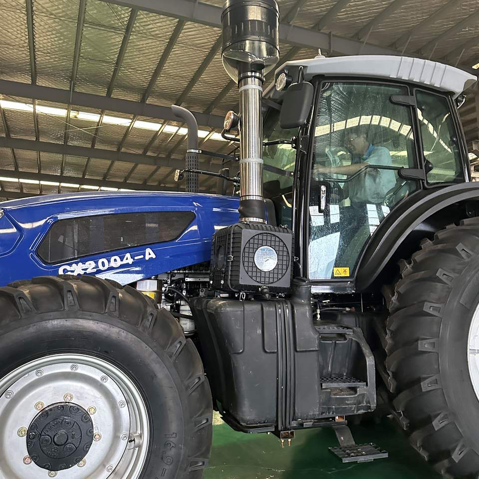 Wheeled Tractor 4WD Large Engine Power Three-point Suspensions Multiple ...