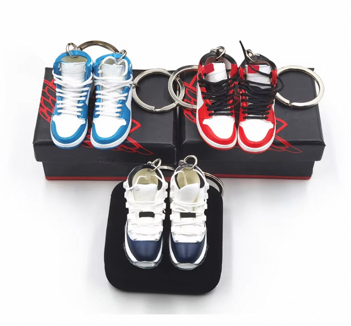 Wholesale 3D Plastic Shoes Sneaker Keychain with Mini Box
