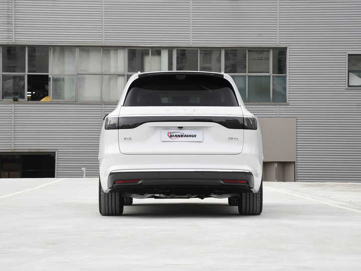 AITO M8 White Flagship Full-Size SUV Intelligent Driving Extended-Range ...