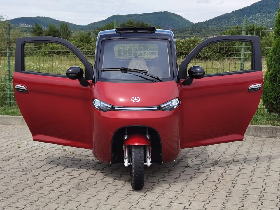 Fully Closed Scooter 3 Wheel Electric Tricycle with Windshield