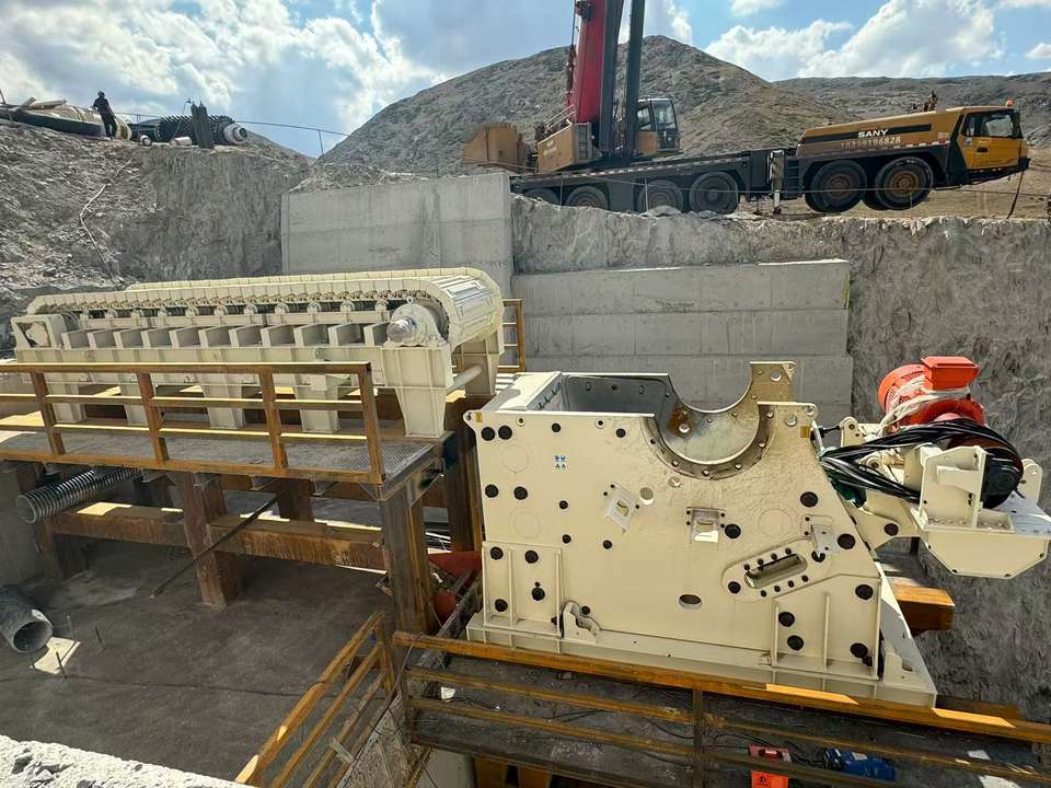 Durable Heavy-Duty Apron Feeder Machine: Built for Tough Mining ...