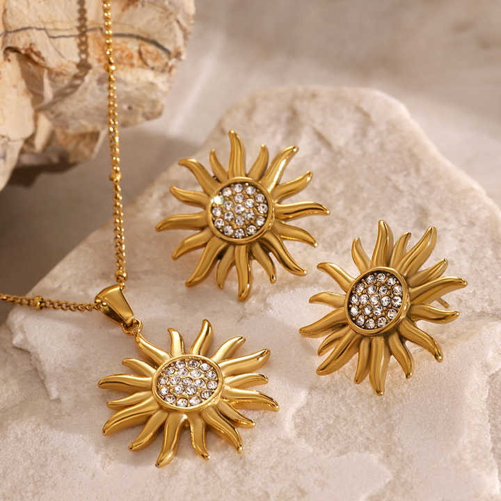 J&D 18k Gold Stainless Steel Sun-Shaped Pendant Necklace