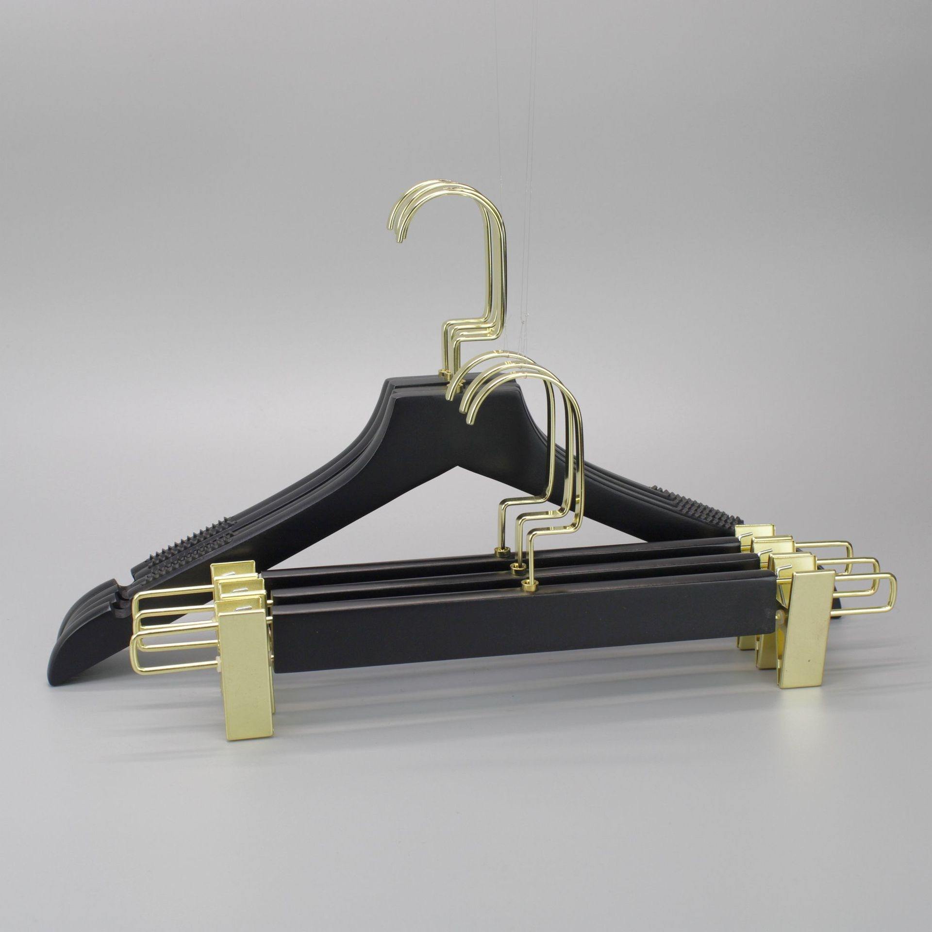 How to Choose the Best Hangers for Clothing Store: A Complete Buying Guide