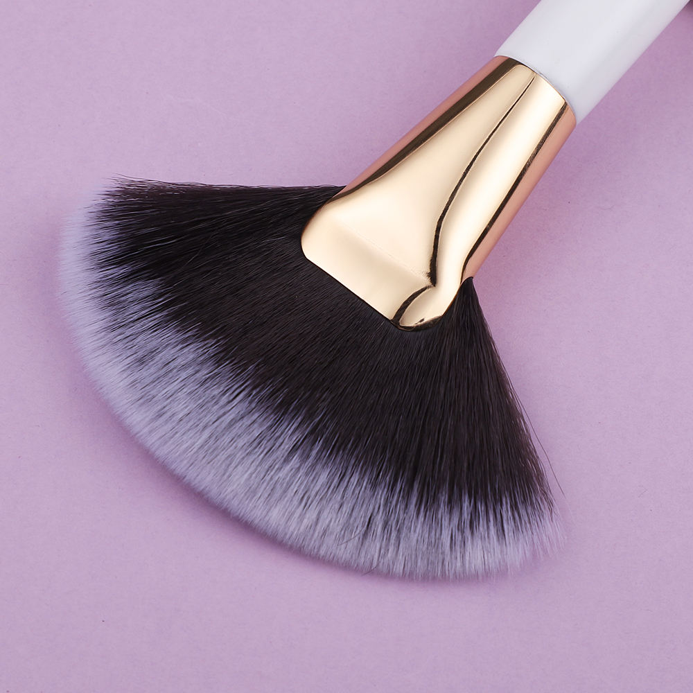 How to Choose the Best Fluffy Facial Brush for Estheticians: Expert ...