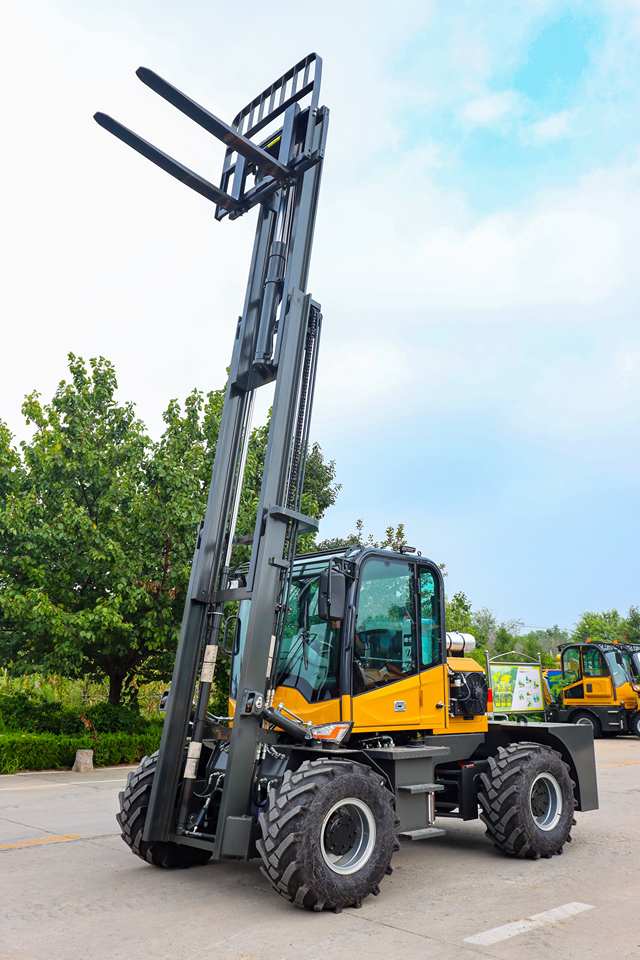 Rough Terrain Forklift Wheeled Warehouse Forklift with Diesel Engine ...