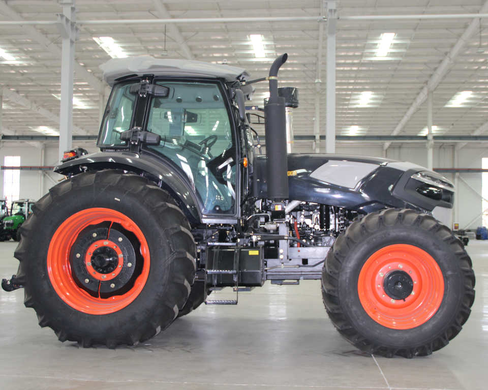 200HP Farm Tractor 4WD Wheeled Tractor TT2004 Agriculture Equipment and ...