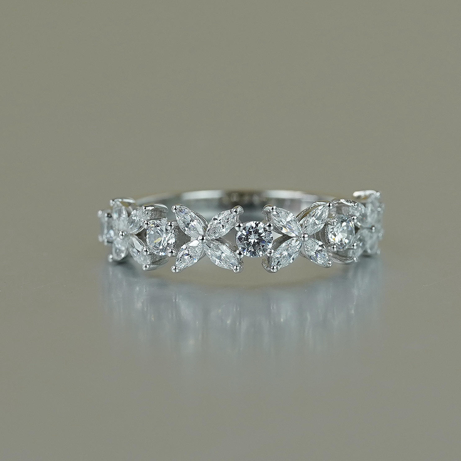 How to Choose the Best Moissanite Clover Ring: A Complete Buying Guide