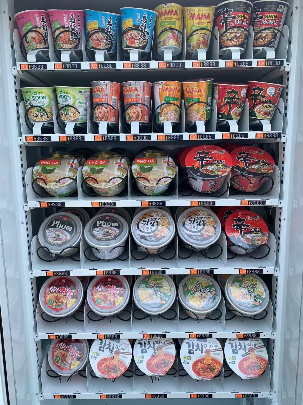 Ramen Noodle Vending Machine - 24/7 Hot Food & Snack Dispenser