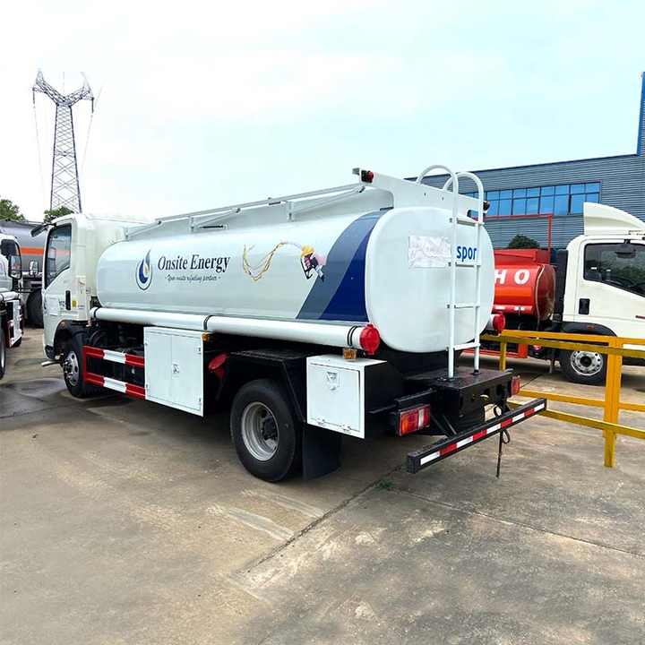 Howo 4x2 10000 Liters Fuel Tanker Truck Small Oil Transport Tank Truck ...