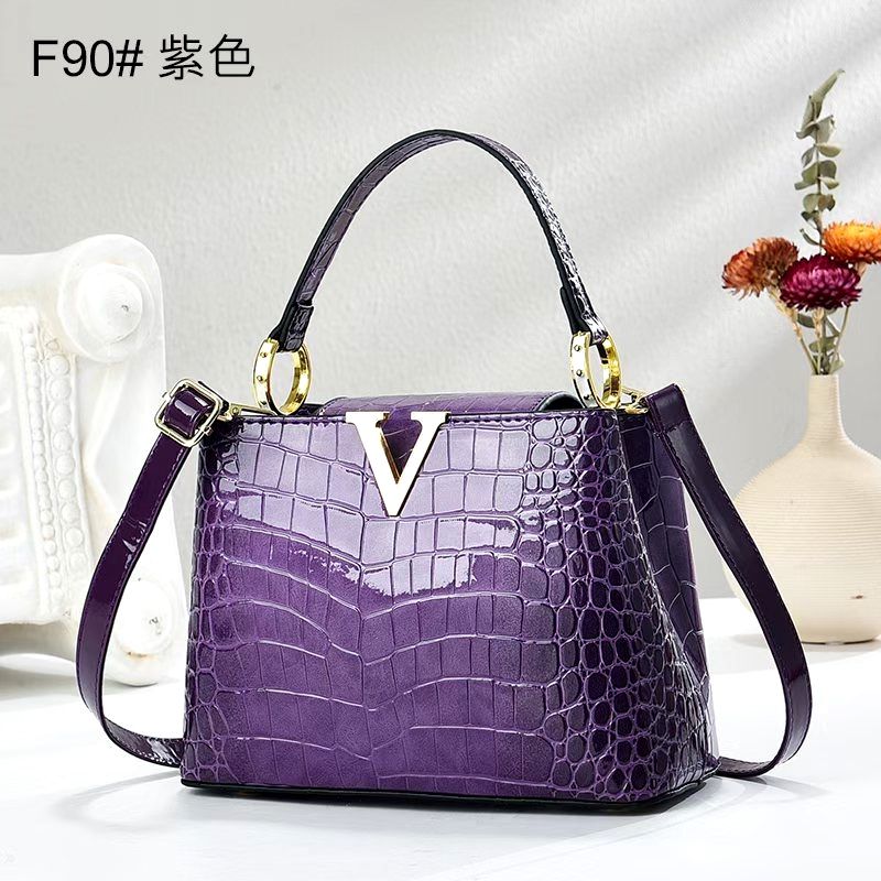 This Stylish and High-quality Handbag Features Snake Skin crocodile ...