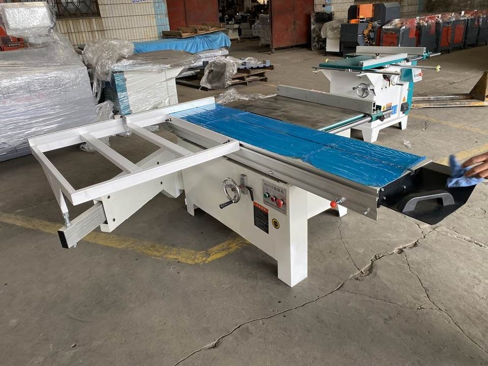 Precision Wood Cutting - Sliding Table Saw Machine