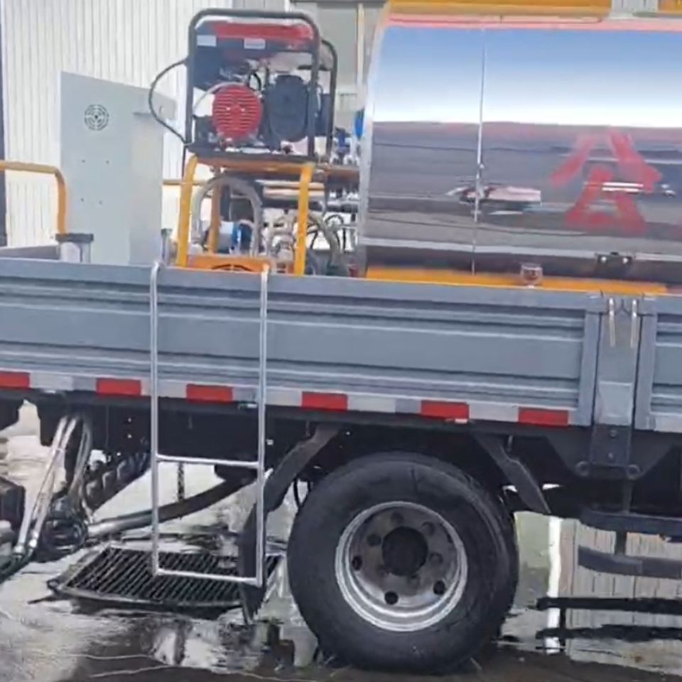 Simple Operate PLC Controlled Bitumen Distributor Machine with Pump ...