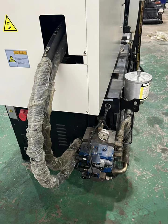 180Ton Plastic Energy Saving Injection Molding Machine for Making ...