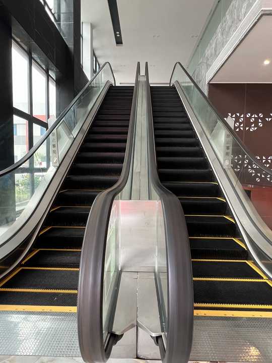 Escalator Ramps Double Arc Condong Escalators dan Jalan Setapak ...