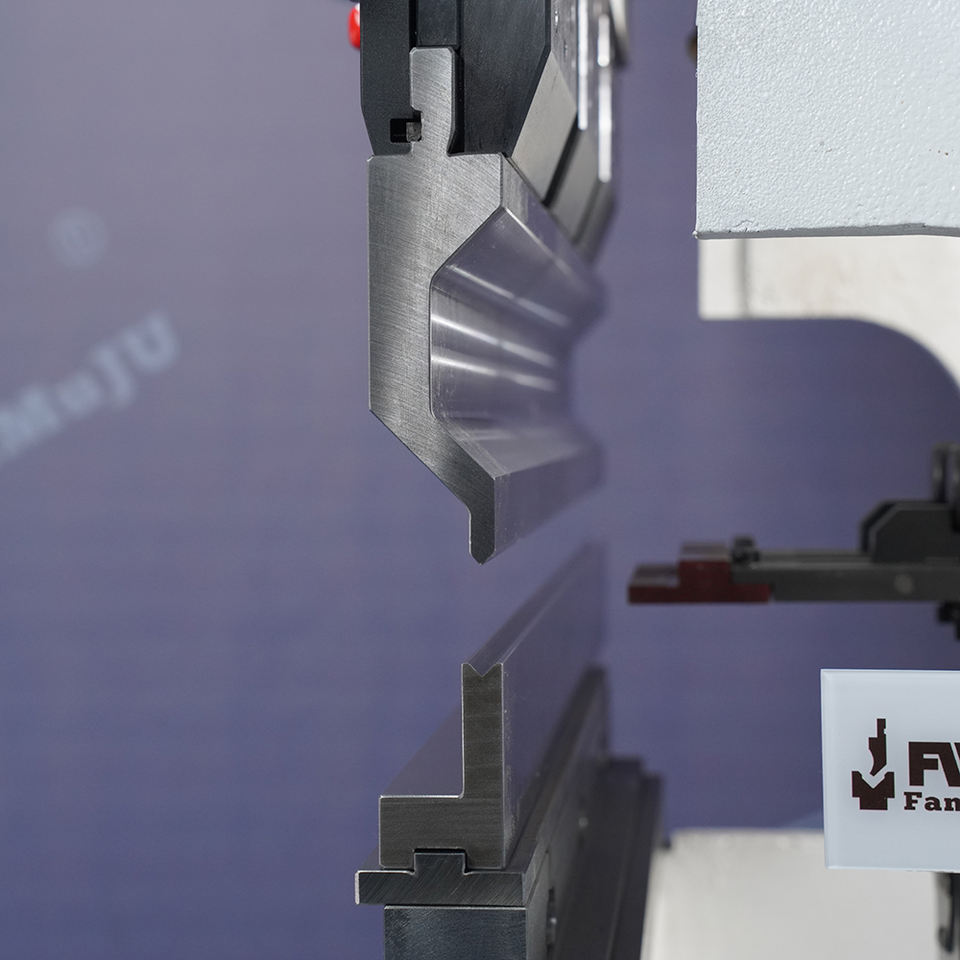 Fangwei Bevel Tang Style Press Brake Tooling V-Die with 45~52HRC ...