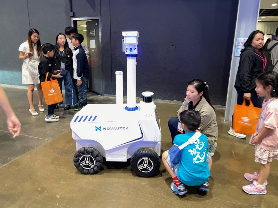 All-Terrain Outdoor Security Patrol Robot Compact Autonomous Navigation ...