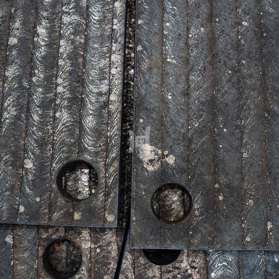 Specialized Hardfacing/Build-Up Mill Liners Chromium Carbide Overlay ...