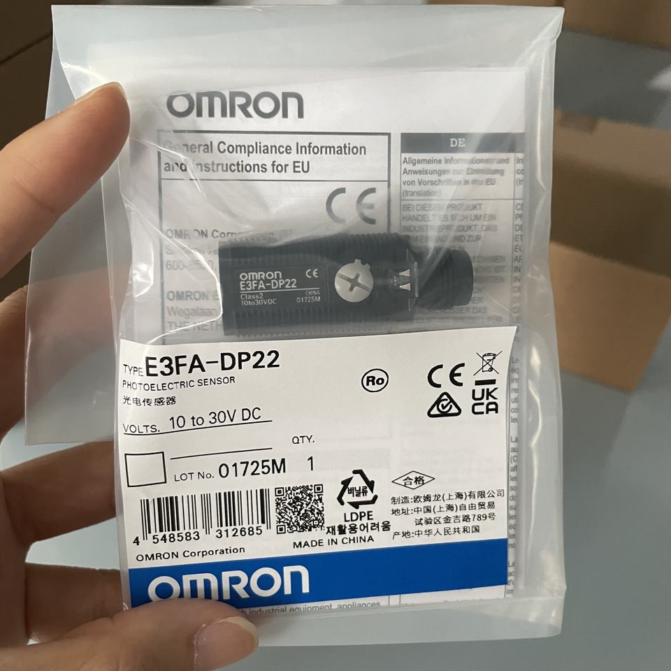 E3FA-DP22 Photoelectric Sensor 300mm Range, PNP Output for Conveyor ...