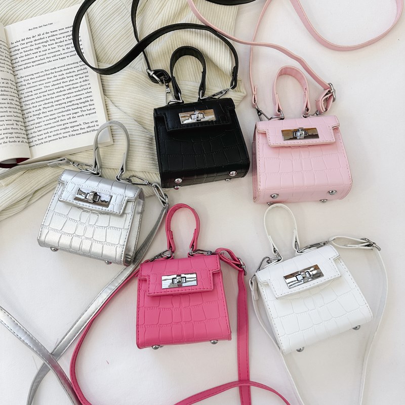 How to Choose the Best Mini Souvenir for Travel Keepsakes
