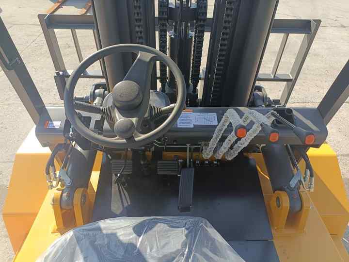 7 Ton Diesel Forklift FD70 Triplex Full Free Mast 7 Ton Diesel Forklift ...