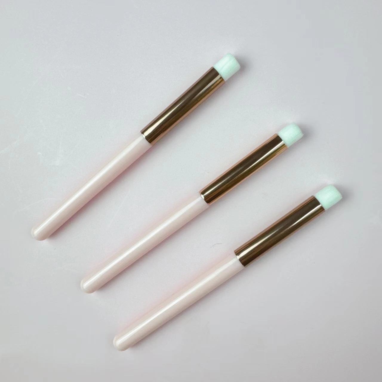 How to Choose the Best Eyelash Cleansing Brush: A Complete Buying Guide
