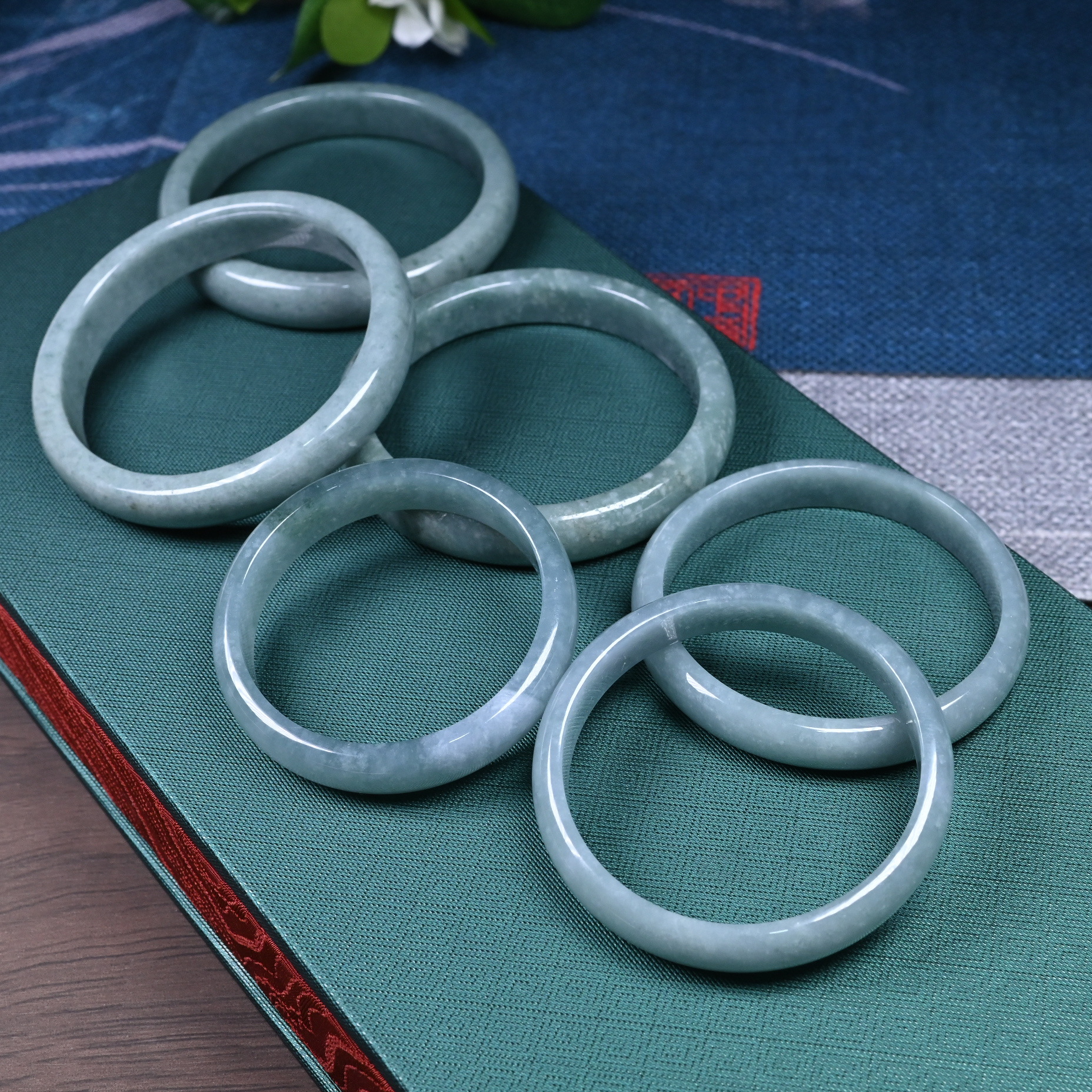 How to Choose the Best Untreated Icy Jade Bangle: A Complete Buying Guide