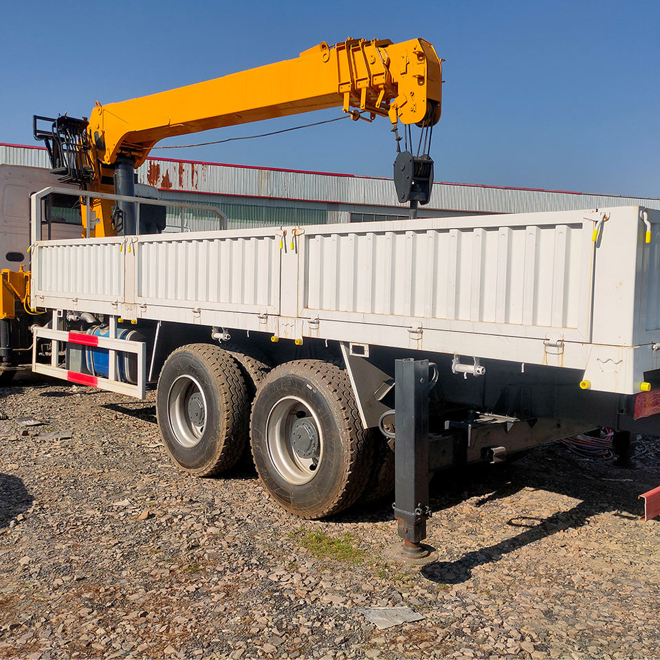 Sinotruk HOWO 30 Ton Truck Mounted Crane 371 HP Euro 6 Engine 4-Section ...