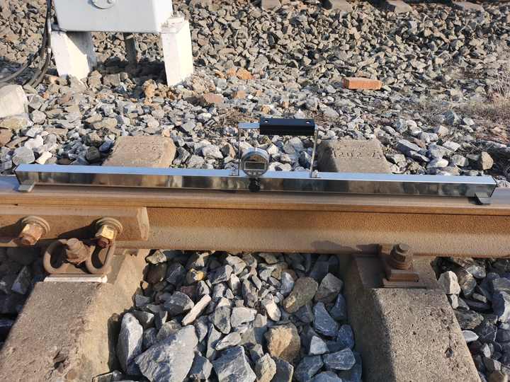 Digital Rail Straightness Gauge - Accurate Kelurusan Measurement