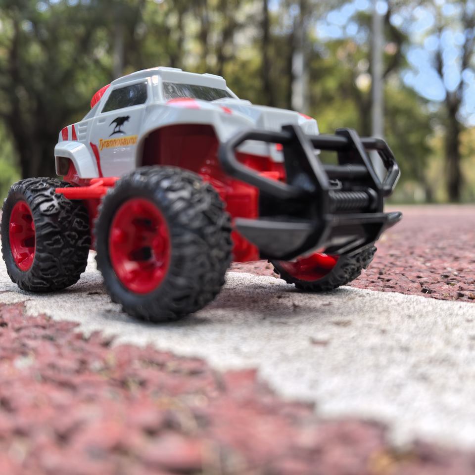 FlytecRC Off-Road Car - Long Battery Life, Dual Motor Drive & 2.4GHz ...